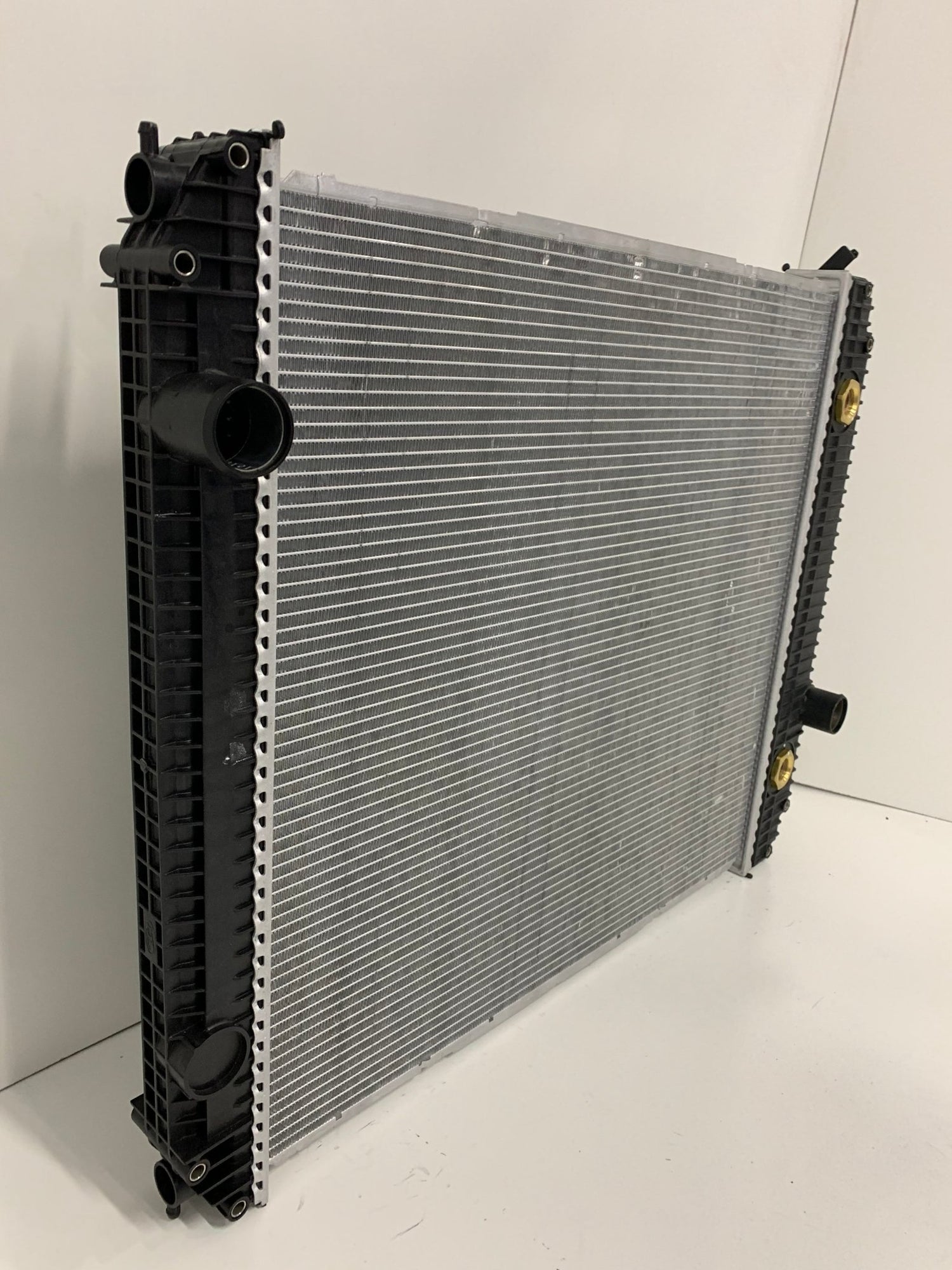 Ford F650, F750 Radiator # 600096 – Radiator Supply House